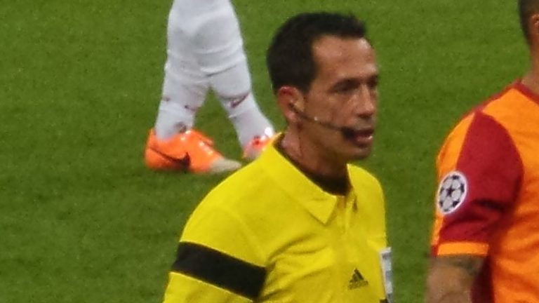 15 Best Soccer Referees of All Time Ranked ( 2022 Update) – Authority ...